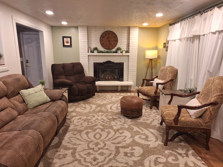 Sweet 6br/3ba/3lv-rms-hot Tub, Pets Ok, Yard Games - Spokane Valley, WA