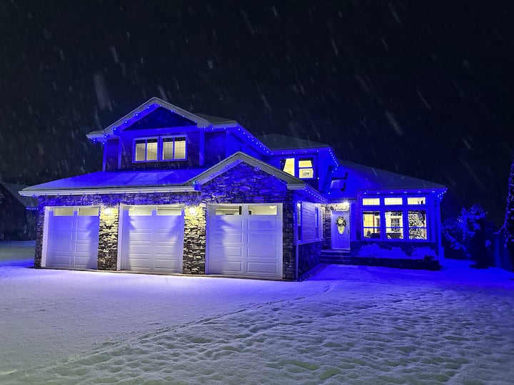 The Kingfisher Estate Hottub/sauna Massage Chairs - Revelstoke