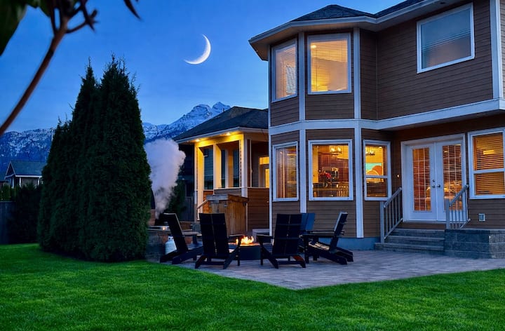 The Kingfisher Estate Hottub/sauna Massage Chairs - Revelstoke