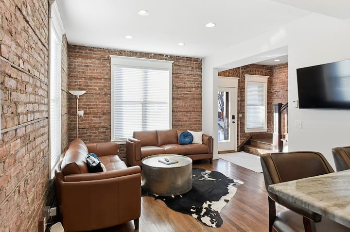 The Midtown Brownstone Retreat - Council Bluffs, IA