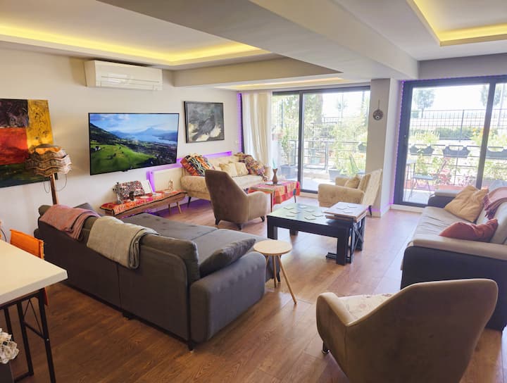 Lüks & Rahat Yalı, Deniz Kenarı ŞEhrin Merkezinde - İzmir