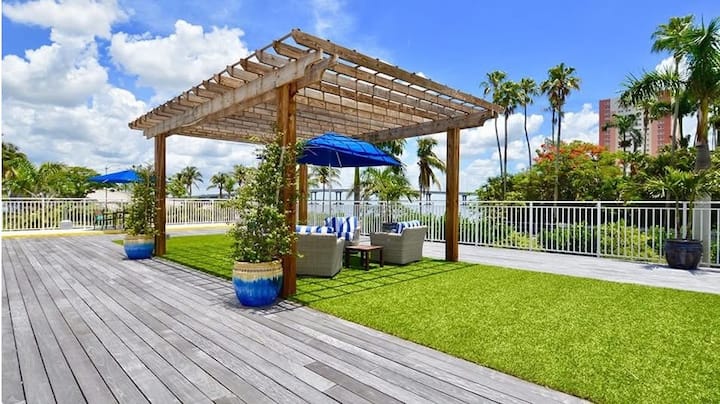 Waterfront Downtown Retreat | Pool • Spa • Gym - Fort Myers, FL