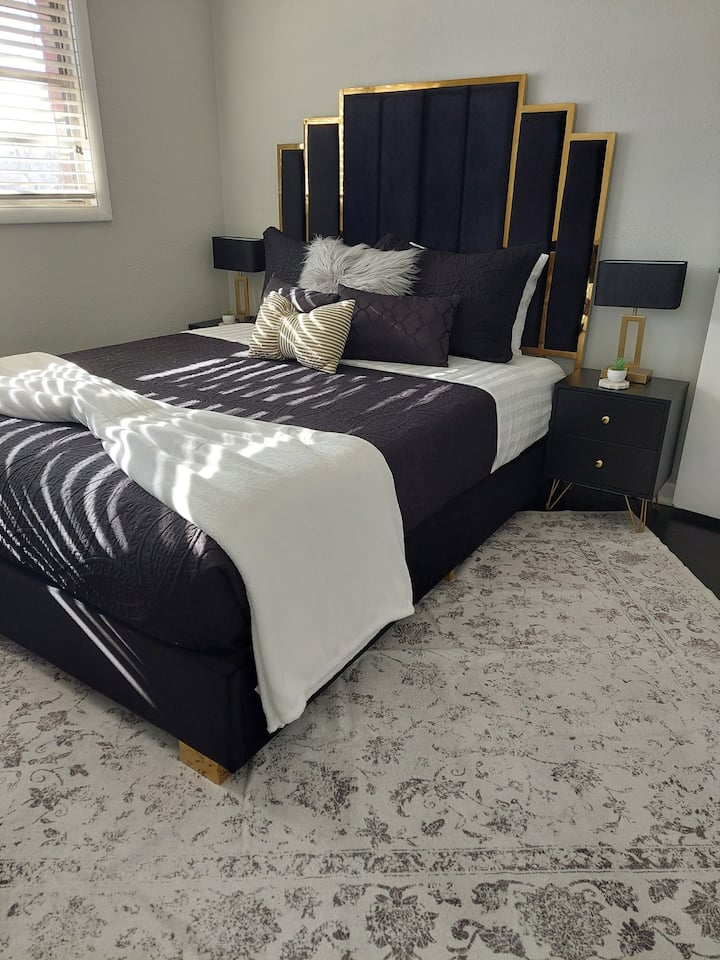 Immaculate Utica Midtown Retreat - Black/gold Room - Tulsa, OK