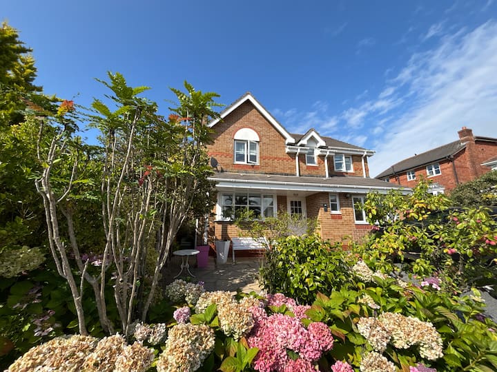 Spacious 4 Bedroom Detached House By The Sea - Holywell