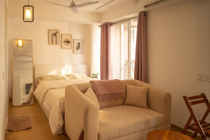 The Casa Vista |Luxe Airport |Pvt Balcony|minimal - Pune