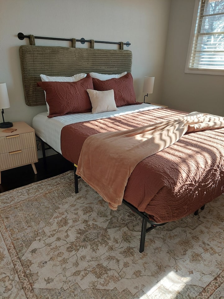 Immaculate Utica Midtown Retreat - Earth Room - Tulsa