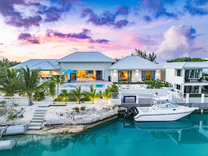 Waterfront Luxury Villa W/ Pool, Dock & Pickleball - The Bahamas