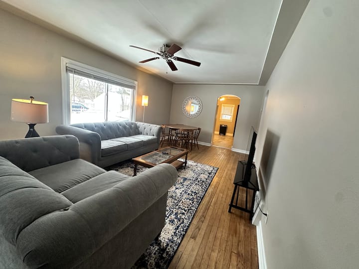 Quaint 3 Bedroom Bungalow Centrally Located! - Muskegon, MI