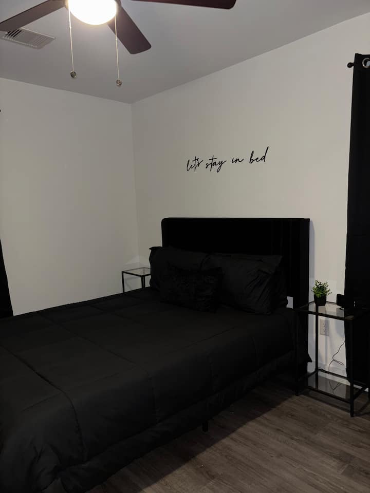 The Black Manor | Modern 3br Stay Optional Chef - Independence Heights - Houston