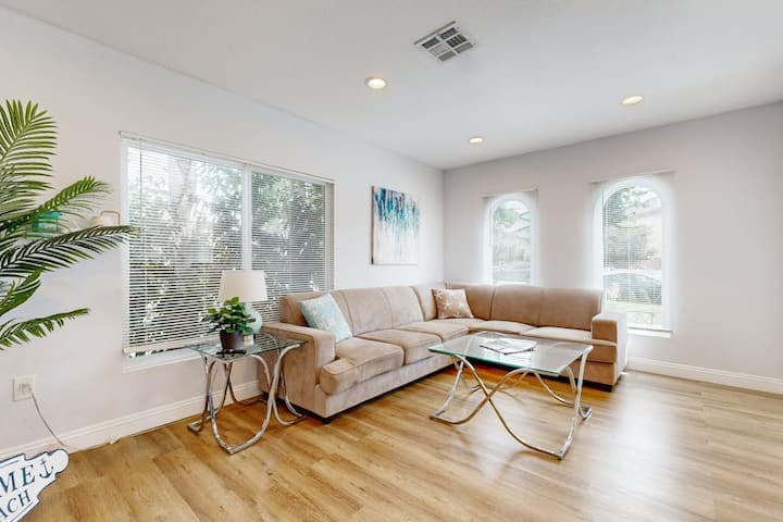 Classic 3br Dog Friendly | Patio | W/d - Newport Beach, CA