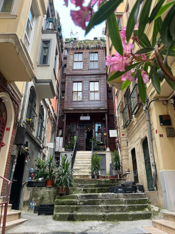 Charming Historic Studio In Cihangir | Lively Area - İstanbul