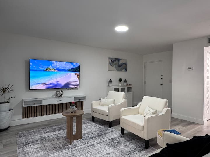 Modern Sarasota Condo W/ Pool - Sarasota, FL