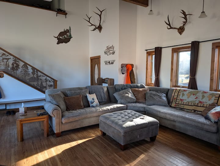 Spacious + Mountain Views + Kitchen (Bedroom 2) - Bozeman, MT