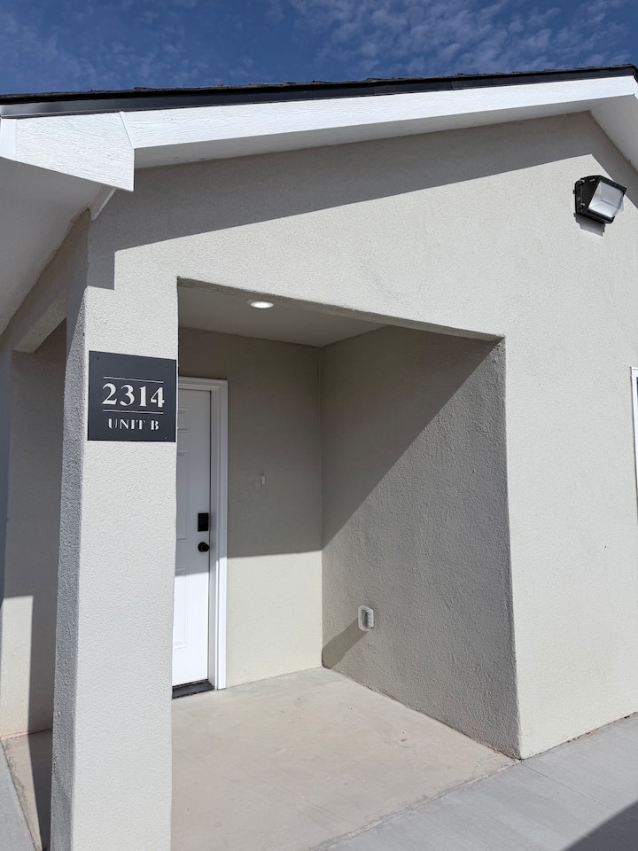 Desert Palm Luxe Unit B - Carlsbad, NM