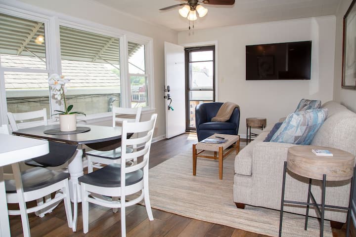 Quaint Apartment Nestled Downtown - Cherry Beach, Three Oaks