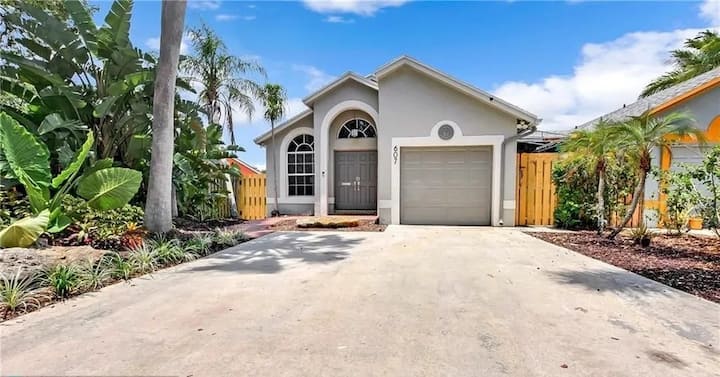 Charming Retreat Near Downtown Fort Lauderdale - Fort Lauderdale, FL