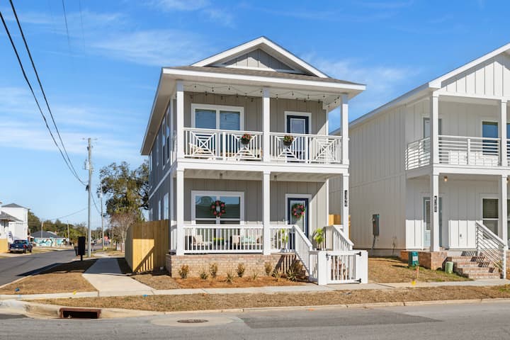 Downtown Tropicália | Walkable, Bright & Stylish! - Pensacola, FL