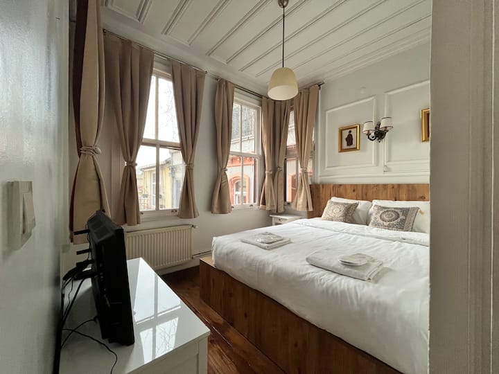Cihangir’de Sessiz, Huzur Dolu Bir Oda - Turkey