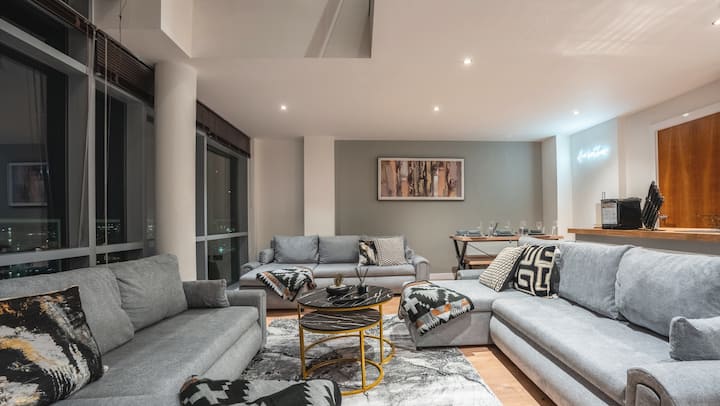 Stunning Views Across Leeds - Sleeps 14 - Leeds