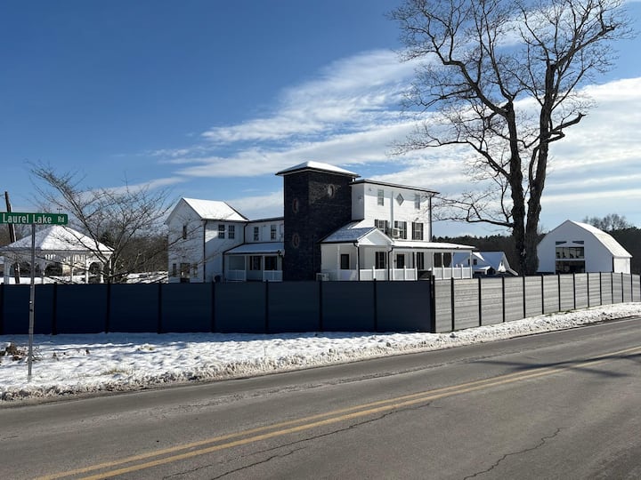 8br Mansion, Heated Pool Hottub Next To Everything - East Stroudsburg