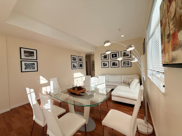Beauty & Safe Broadway Home Away From Home - Burnaby