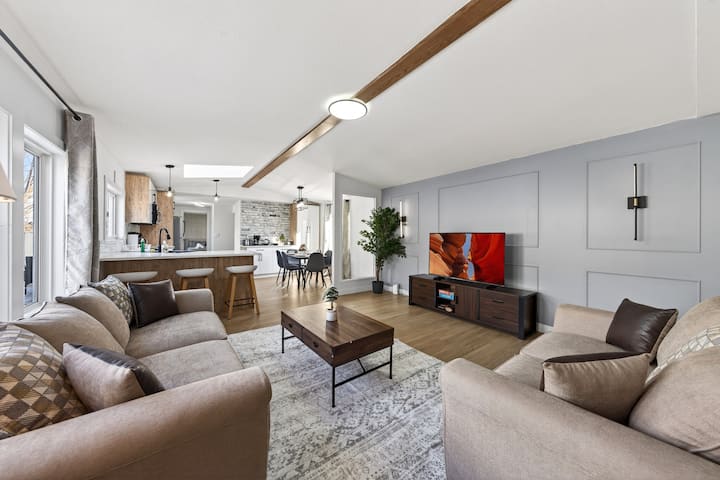 Affordable & Cozy 3-bedroom, Minutes To City Core - Calgary