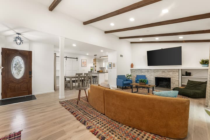 Fully Furnished Tarzana Home | Flexible Stays - Los Angeles, CA