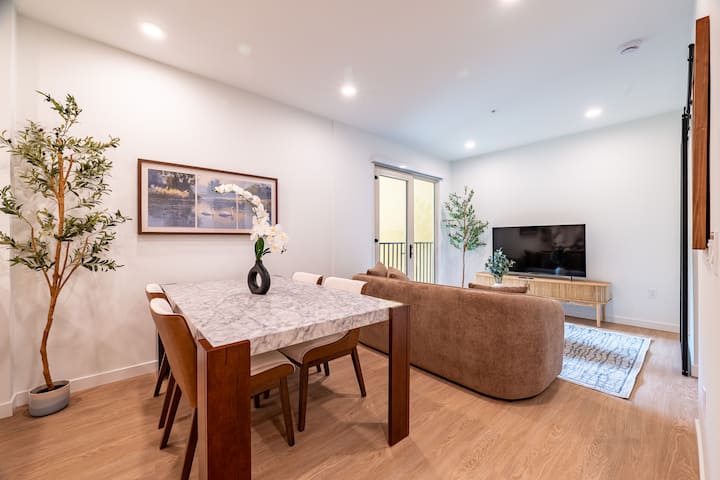 Modern King 1b1b｜pool & Spa｜smart 4k Tvs - Claremont, CA