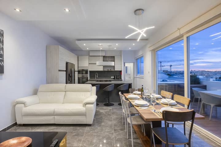 Gorgeous Three-bedroom Penthouse Triplex & Hot Tub - La Valette