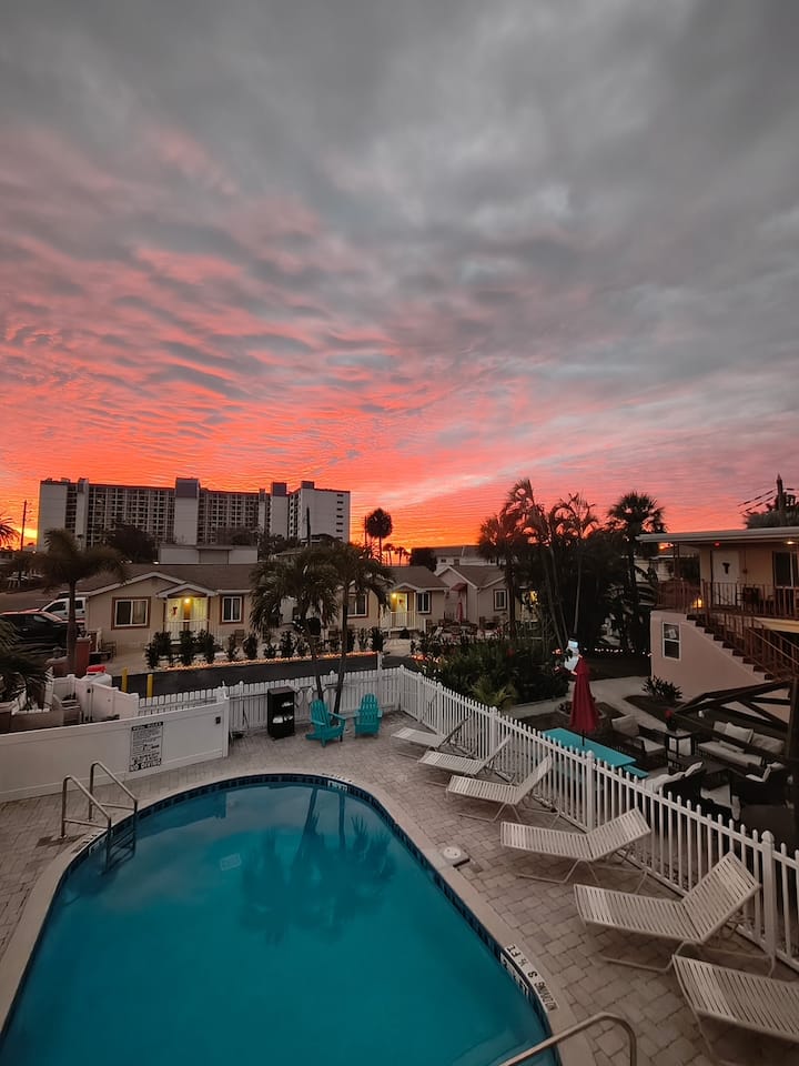 Beach Boutique 2 Br Condo + Pool: Steps To Beach! - St. Petersburg, FL