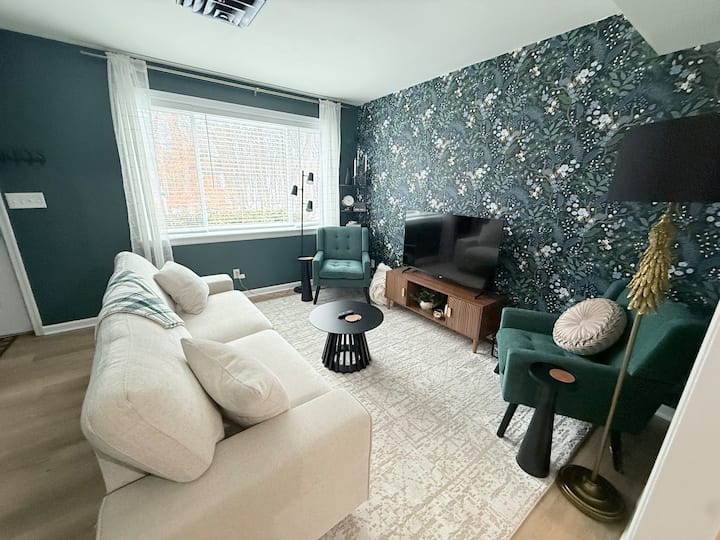 The Gilded Peacock- Brand New! Pet Friendly! - Lynchburg, VA