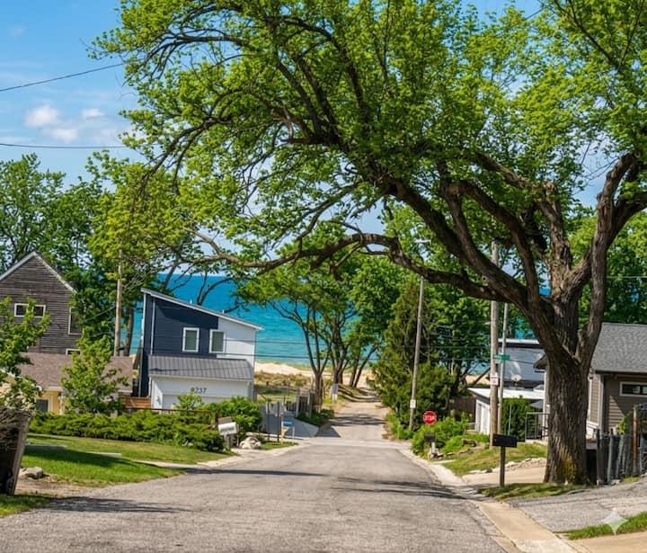 New! Family Retreat- Walk To The Beach! - Hobart, IN