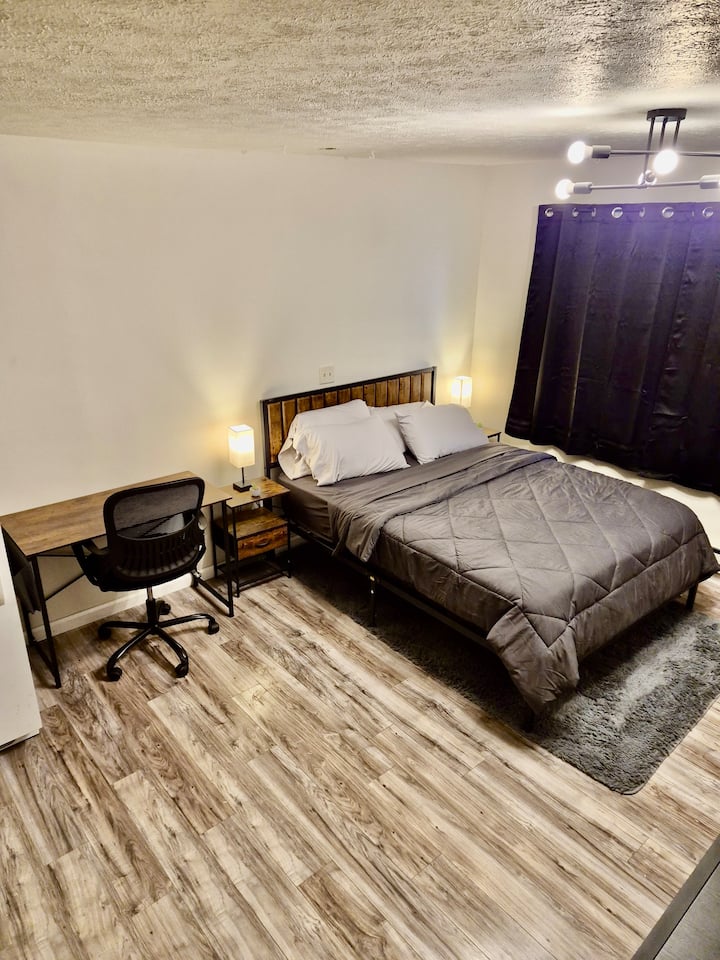 Bed & Bath, 4k 65” Tv, Full Kitchen Apt (3f) - Bloomington