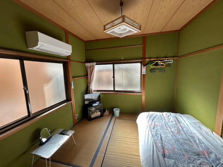 自然と日本の暮らしに触れ、人の温もりを感じる宿。
熊野古道の旅の途中で、心から休めるひとときを。 - Shingu