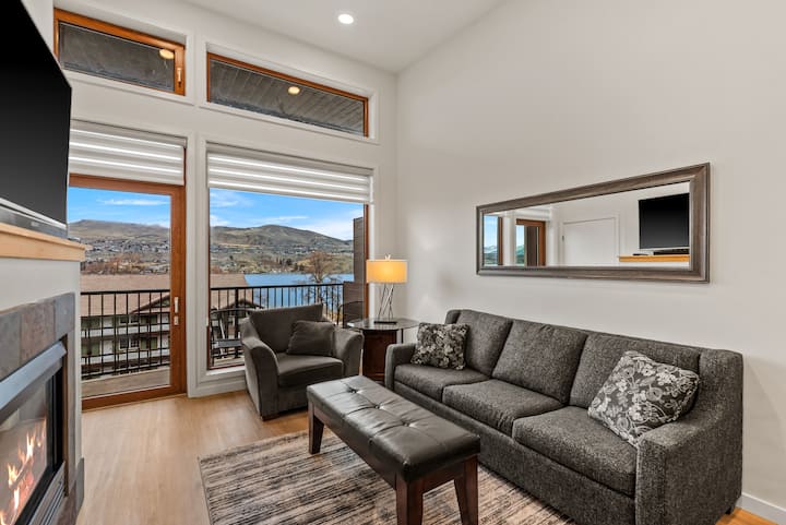 Top Floor Lakeview Condo | Indoor Pool & Fireplace - Chelan, WA