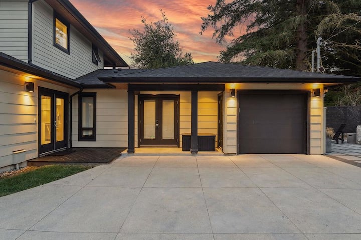 Entire Cozy Hideaway: Easy Nature Access + Parking - North Vancouver