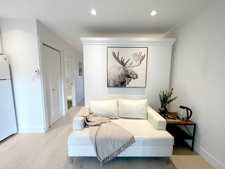 Entire Cozy Hideaway: Easy Nature Access + Parking - North Vancouver