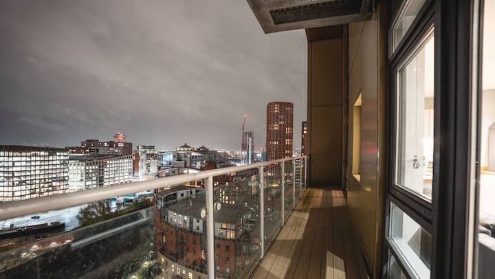 City Escape On The River – Sleeps 8 – Balcony - Leeds