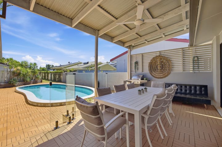 Large Family Home • Pool, Canal Access & Sleeps 9 - Surfers Paradise