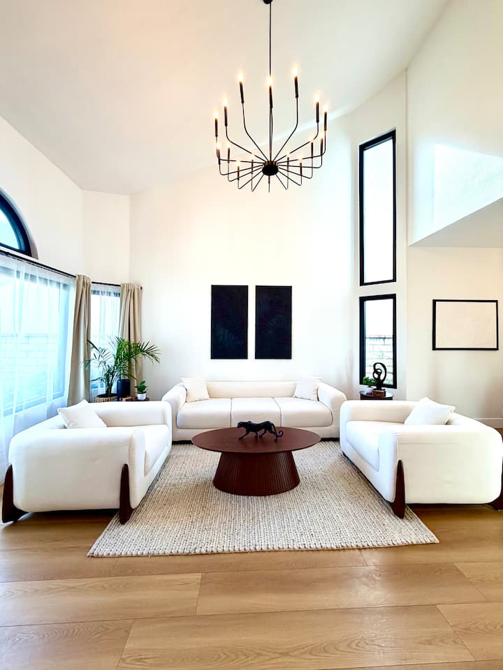 Upscale Modern 4br/3ba Private Oasis W/ Hot Tub - Santa Clarita, CA