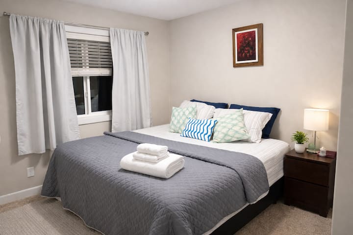 Luxe King Stay - Red Deer