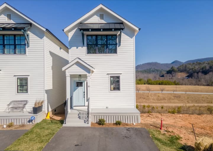 Modern & Stylish 2/2.5 Home Mainstreet Clayton! - Clayton, GA