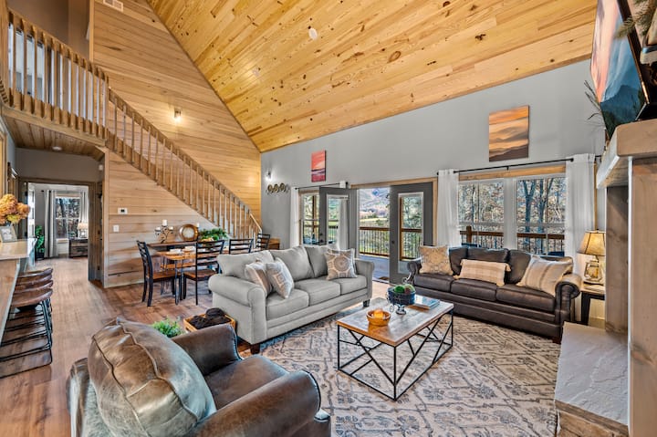Luxury Retreat - Hot Tub, View, Fire Pit, Wi-fi - Wears Valley, TN