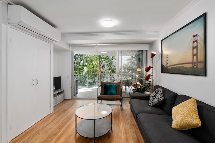 Spacious 2br, 2bath With Balcony & Free Parking - 