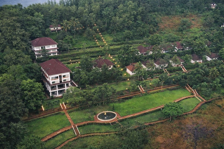 Snow Berry - Luxury Villa @Mistaura Homes Resort - Munnar