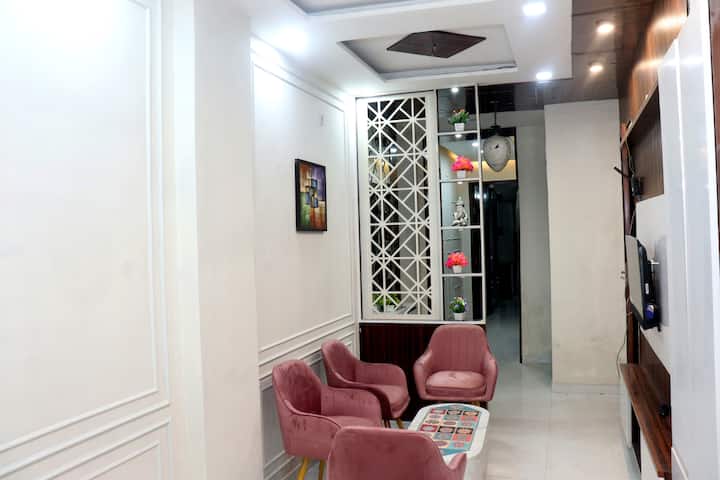 The Soft Palace : 3 Bhk Flat (No Party, No Music) - Delhi