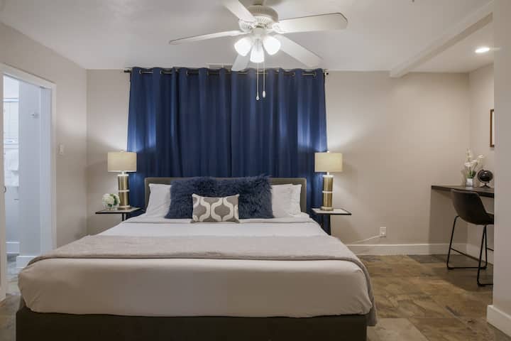 Your Montrose Hub | Sleeps 12/6br/6ba/6pa - Houston, TX