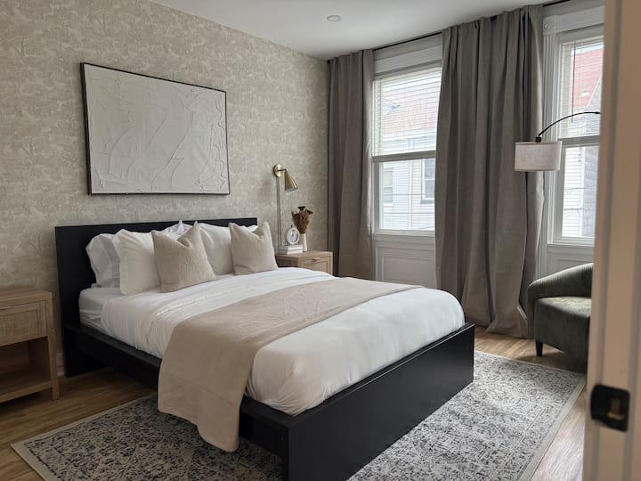 Two Stylish Apts Combined | 4br Near Downtown - Pittsburgh, PA