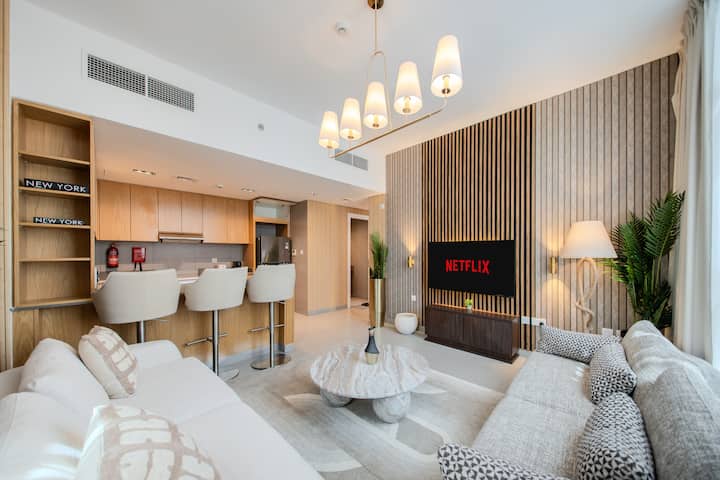 Luxury 1br Poolview Apartment + Workstation - Sharjah