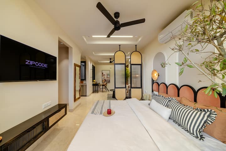 Autumn Luxe Premium Stay With Balcony - グルガーオン